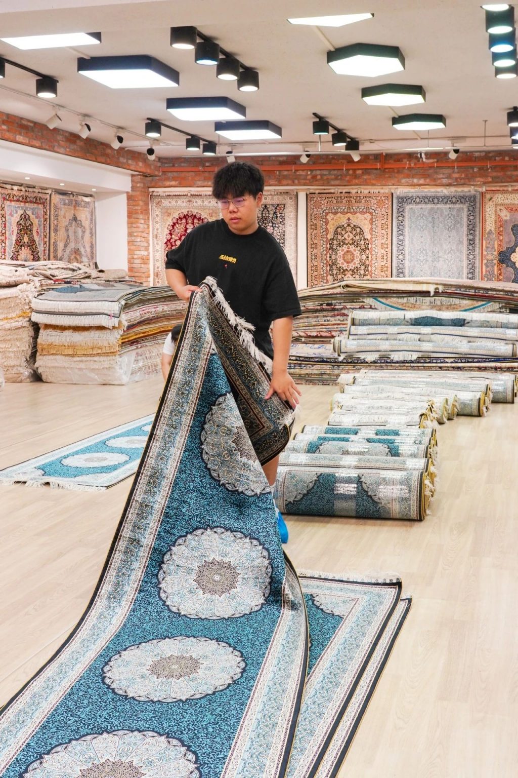 More Than 8,000 Square Feet Of Handmade Silk Carpets Will Be Sent To ...