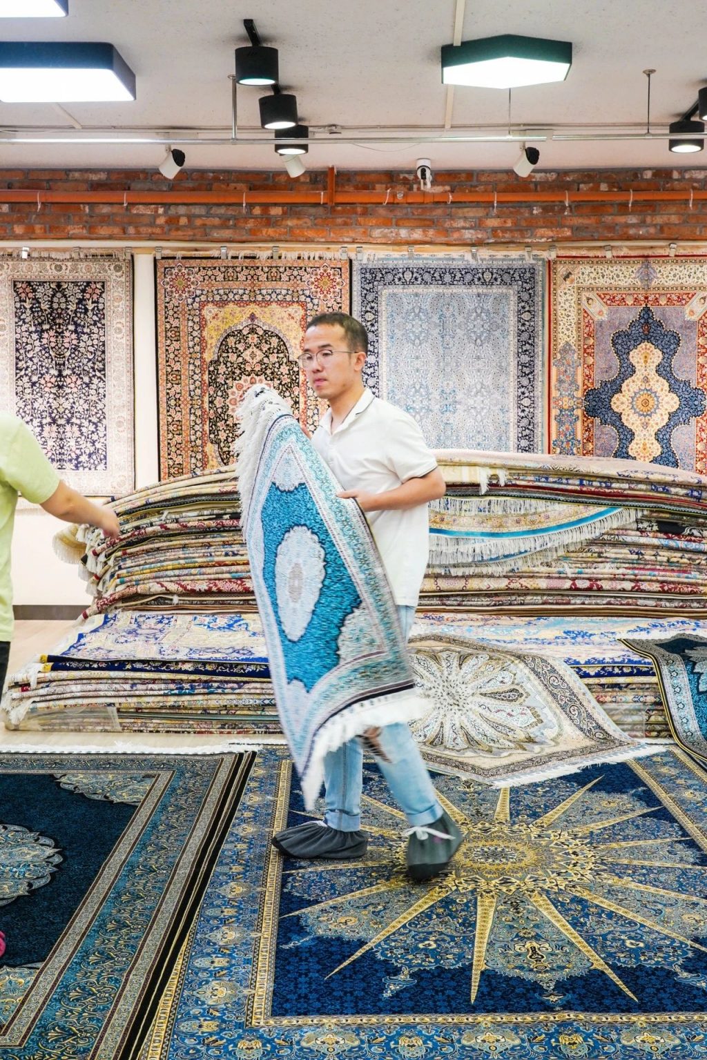 More Than 8,000 Square Feet Of Handmade Silk Carpets Will Be Sent To ...